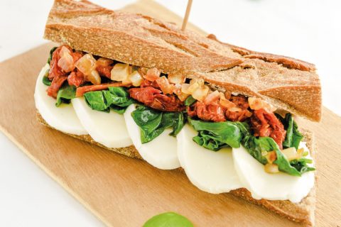 Sandes de queijo mozzarella com tomate seco e espinafres · PONTO.